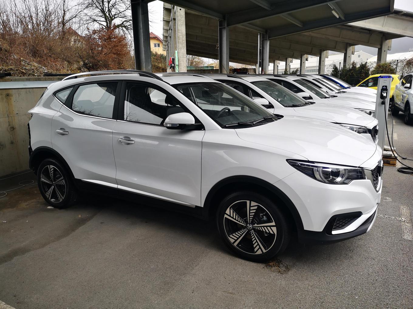 Slovenci letos kupili že tisoč kitajskih. Tri znamke izstopajo, kaj ...