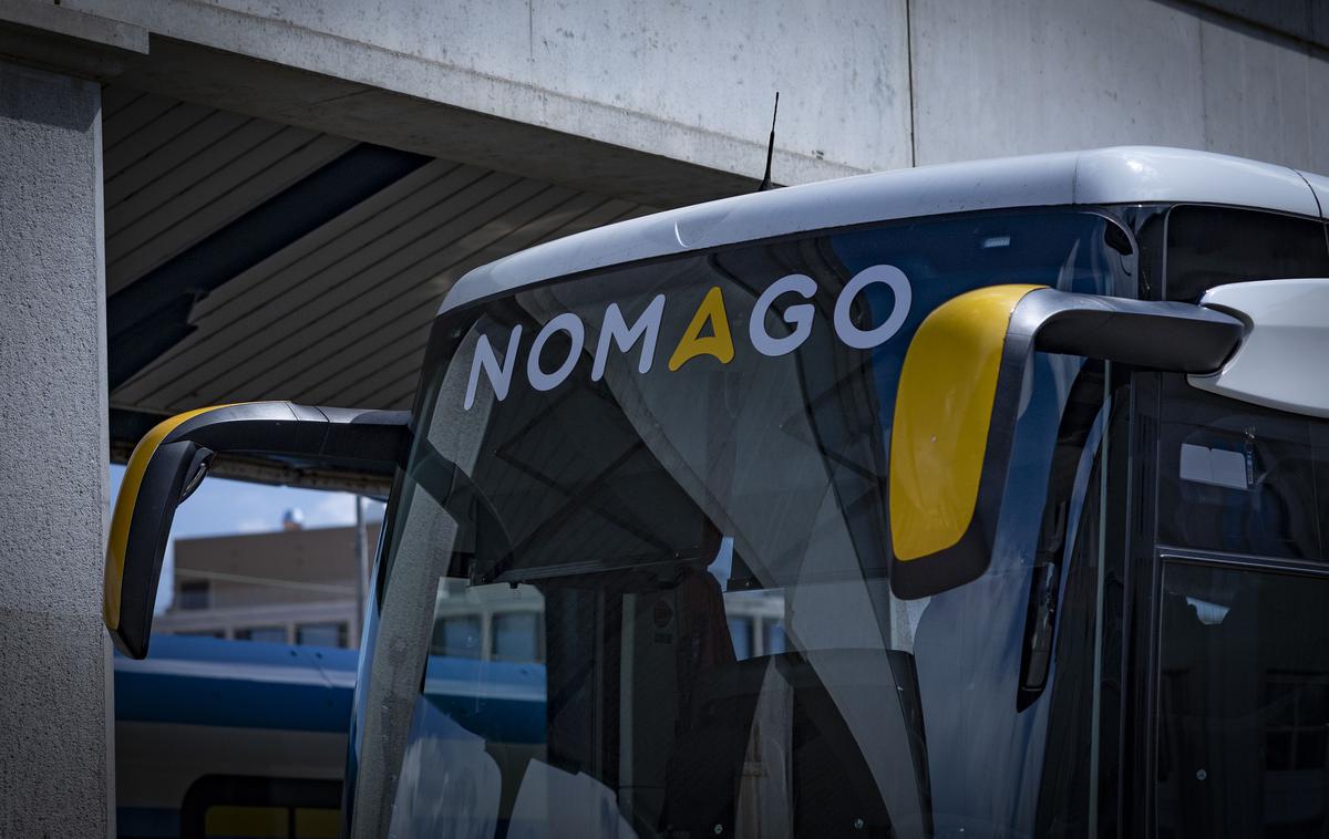 Skupina mladoletnikov v Tolminu poškodovala Nomagov avtobus - siol.net
