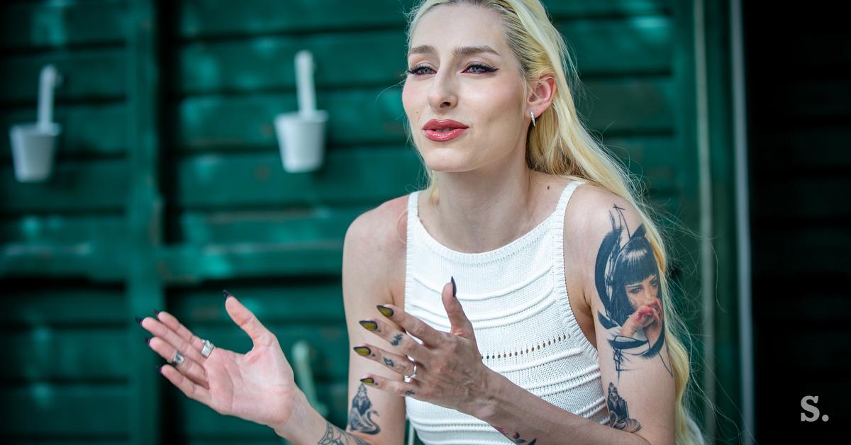 Po urgentni operaciji se je oglasila Raiven #video - siol.net