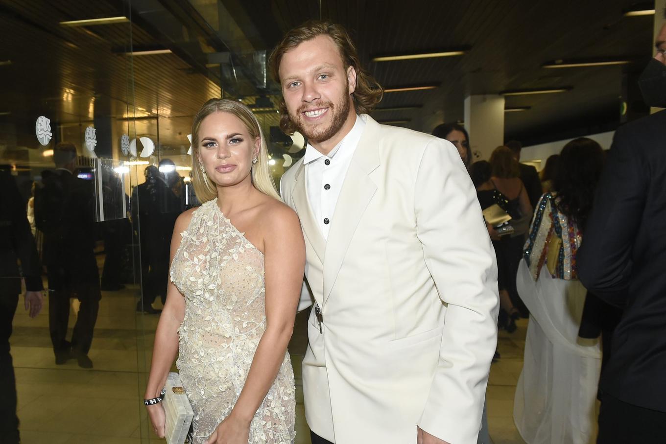 Hokejist David Pastrnak izbranko peljal pred oltar na otoku Hvar #video ...