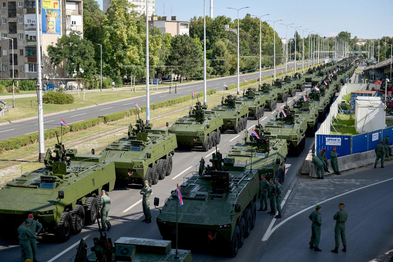 V Zagrebu vojaška parada ob 30. obletnici Nevihte - siol.net