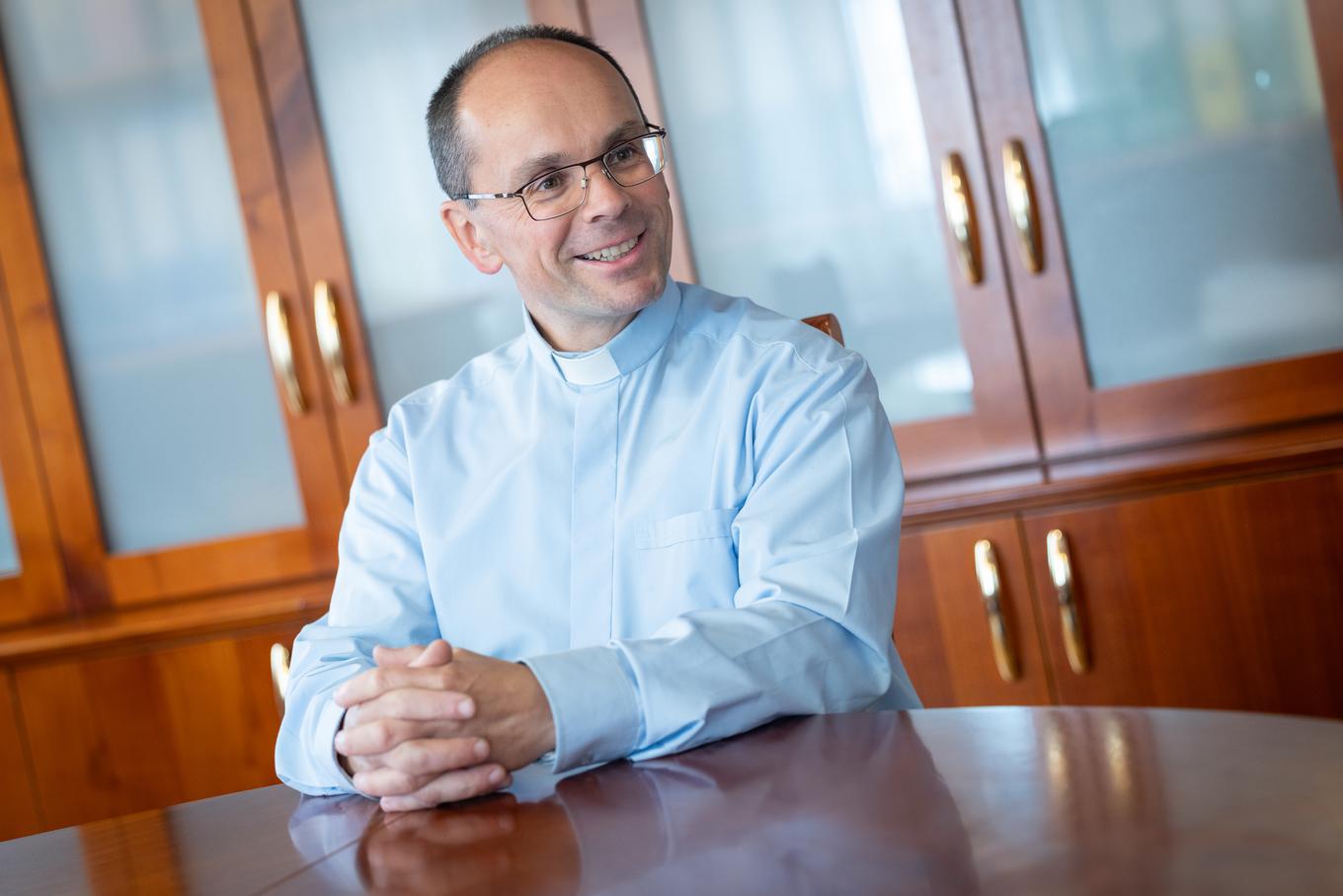 Jožef Poje: ljudski župnik, ki je z jadralnim padalom pristal na ...