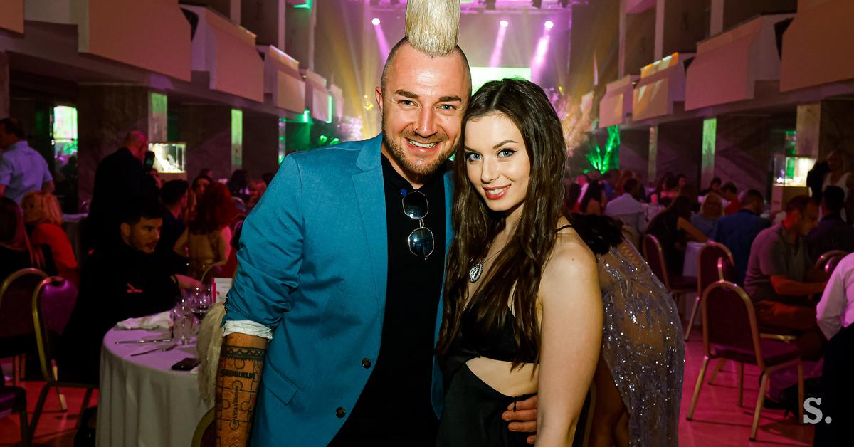 Slovenski glasbenik Dejan Dogaja si je vtetoviral obraz svojega dekleta ...