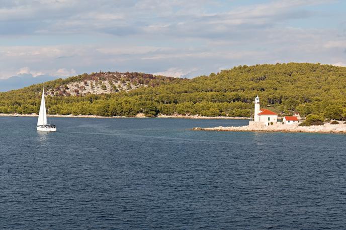 Med Bračem in Šolto trčila katamaran in jadrnica: več oseb je ranjenih ...