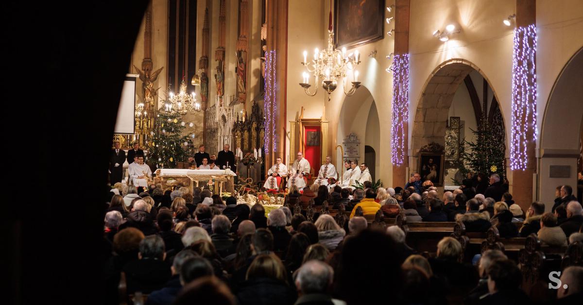 Kristjani pri polnočnih mašah pričakali božič - siol.net