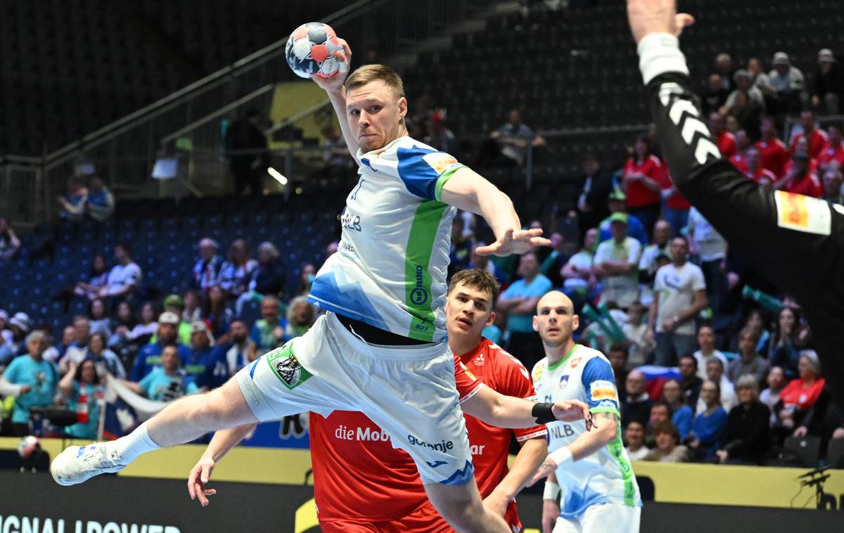 Slovenci pred visoko oviro - siol.net