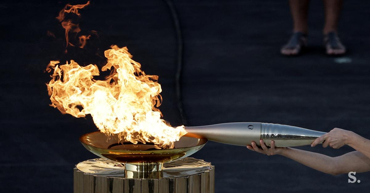 Ladja z olimpijsko plamenico izplula iz Pireja proti Franciji - siol.net