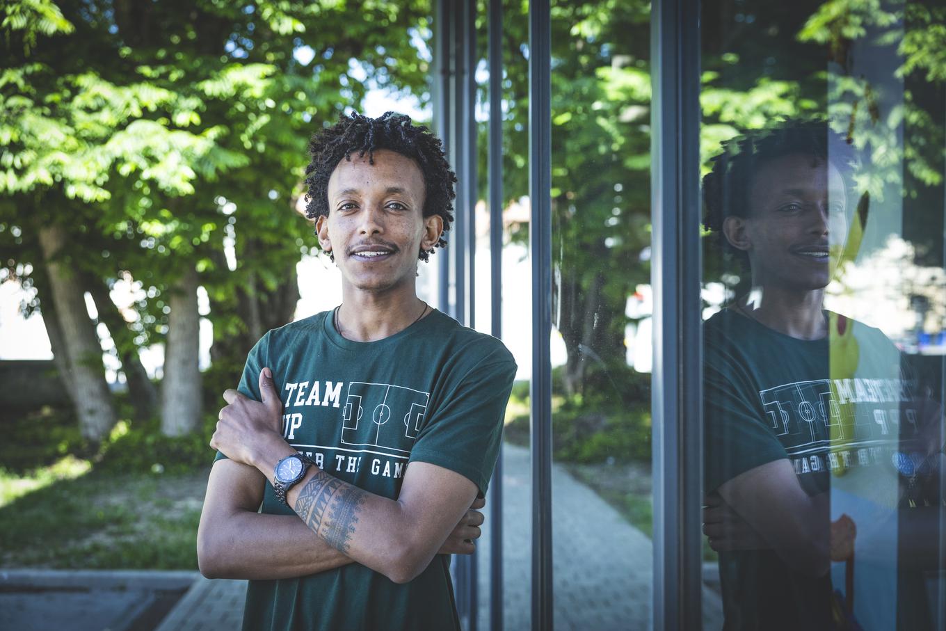 Eritrejec Markos Teklu našel delo v Domu starejših Logatec: Prvič sem ...