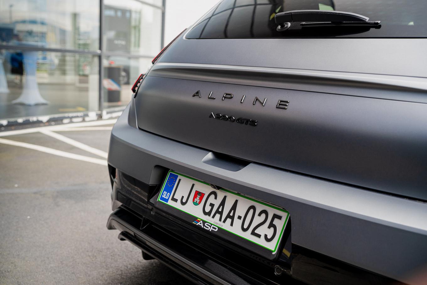 Alpine v Sloveniji prvič z dvema avtomobiloma, kaj ponuja športna ...