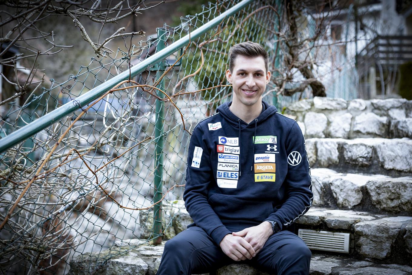 Lojze Petek ugriznil v jabolko ravno ob meteornem vzponu Nike Prevc ...