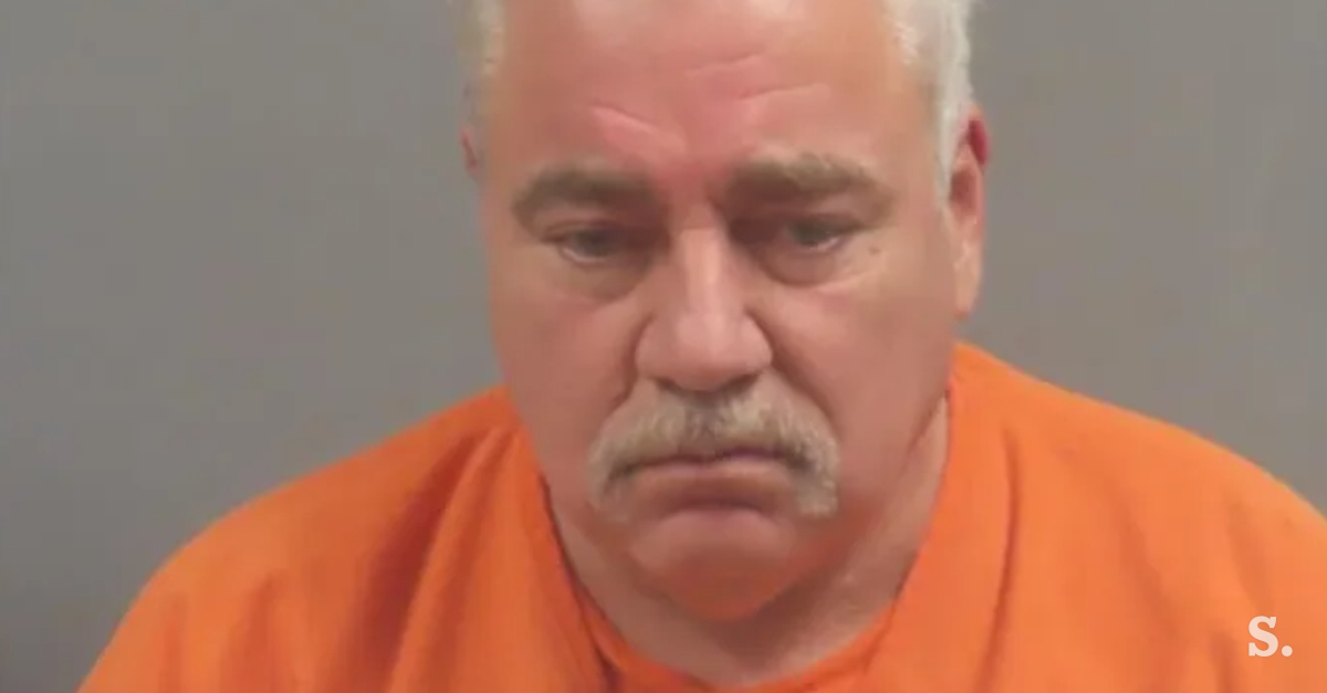 Krvavi prazniki: ljubosumni oče pred očmi cele družine ubil sina - siol.net