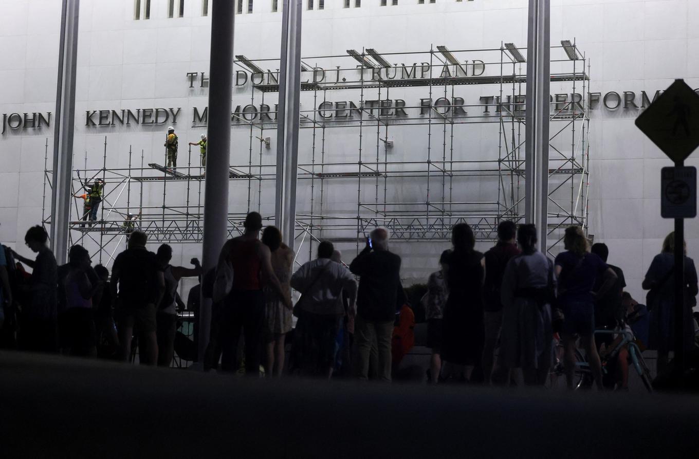 S Kennedyjevega centra v Washingtonu odstranili Trumpovo ime - siol.net