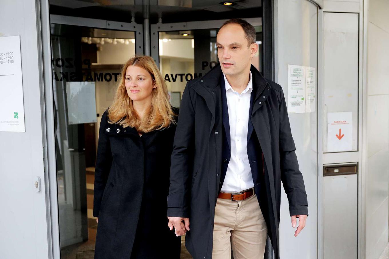 Oba kandidata za predsednika republike že oddala svoj glas #foto - siol.net