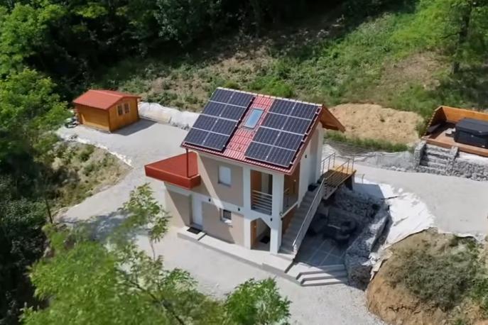 Justus Reid razkril, koliko je stala prenova njegove hiše #video - siol.net