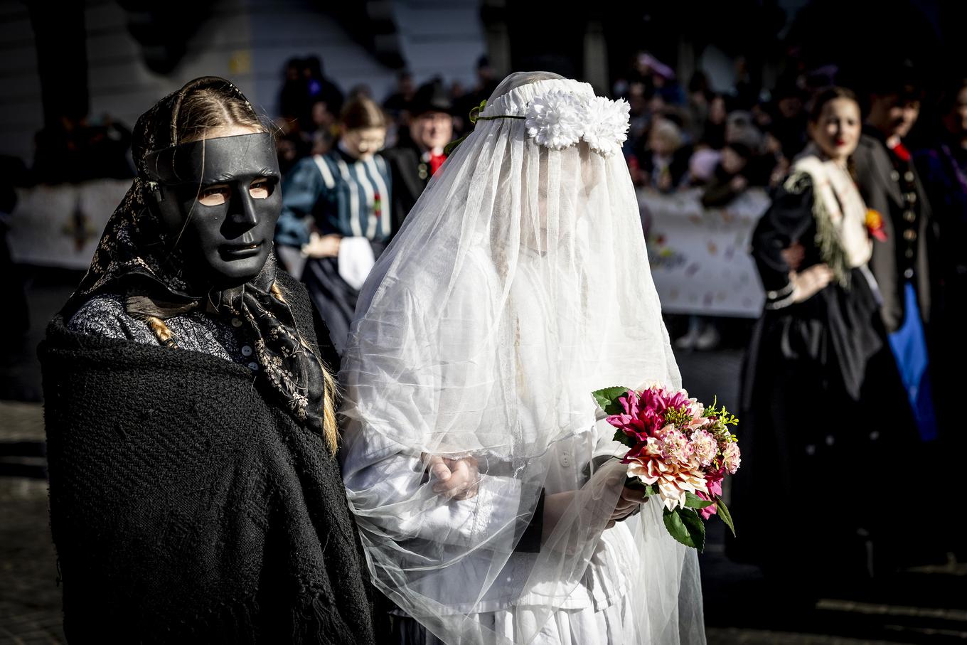 Pustno rajanje na Ptuju se je začelo. Ulice preplavilo 2200 mask, od ... Pustno rajanje na Ptuju se je začelo. Ulice preplavilo 2200 mask, od ...