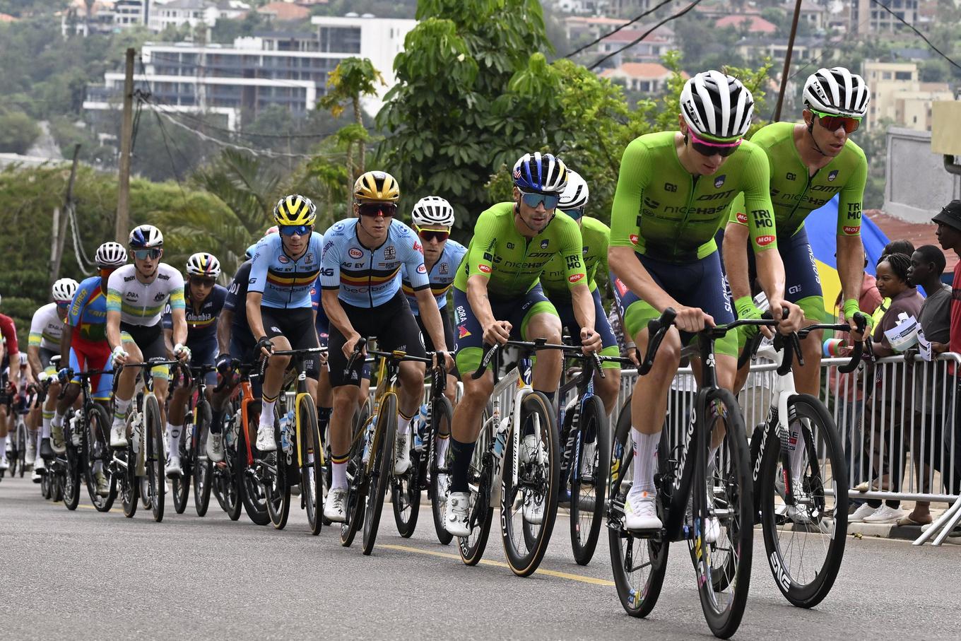 Množični odstopi v Kigaliju: le 30 kolesarjev zdržalo do cilja, tudi ...