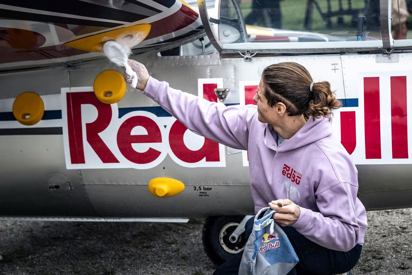 Domen Škofic preplezal letalo v letu: Projekt je združil moje otroške ...
