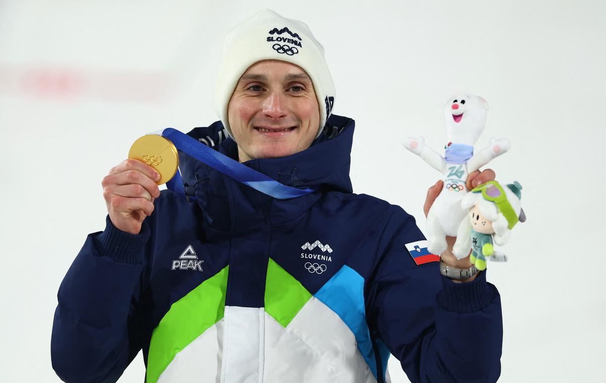 Domen Prevc s fantastičnim drugim skokom do naslova olimpijskega prvaka ...