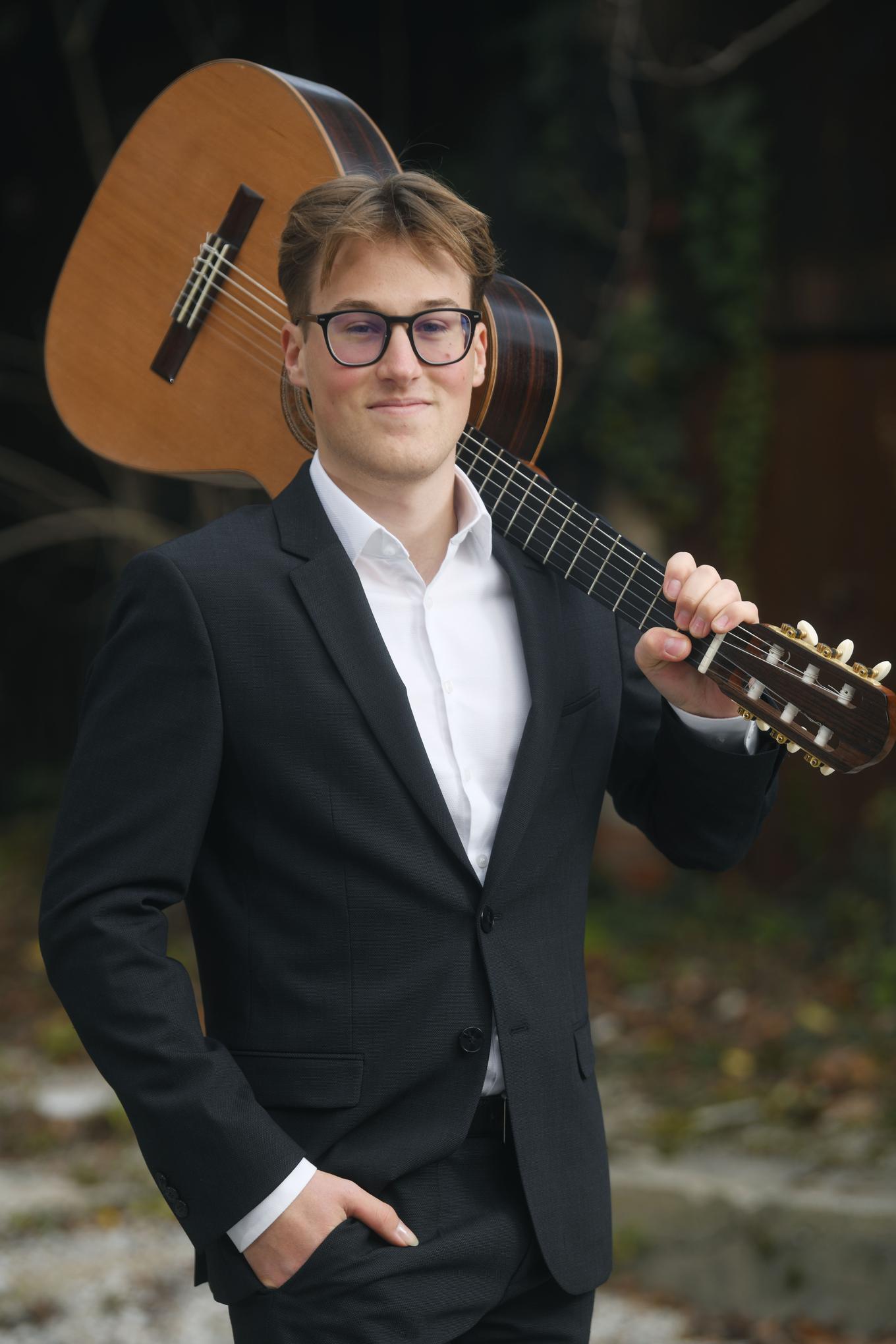Mladi slovenski kitarist osvaja odre z izjemno muzikalnostjo - siol.net