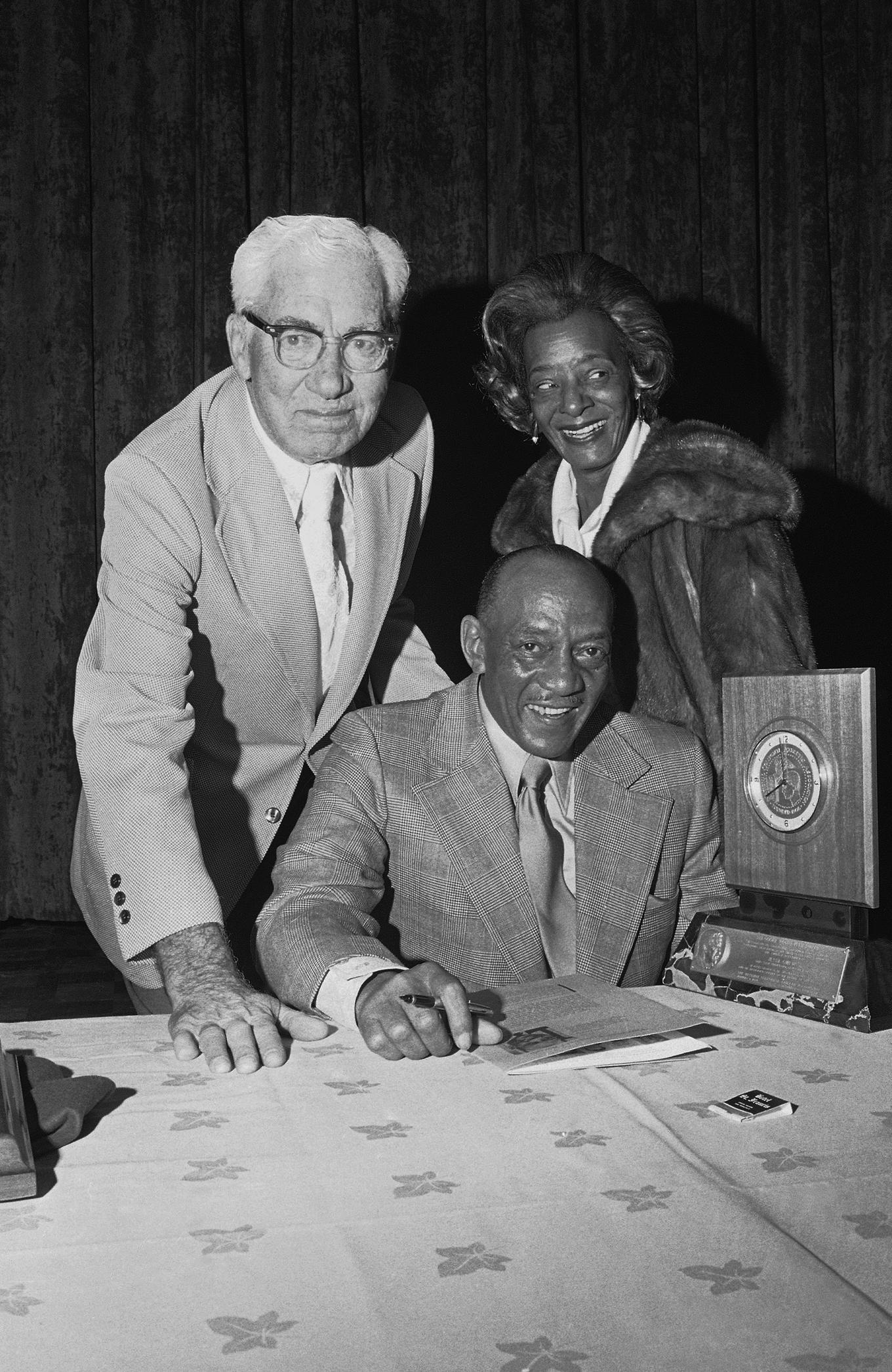 Zlati Jesse Owens: simbol boja za enakost, ki ga v ZDA niso hoteli ...