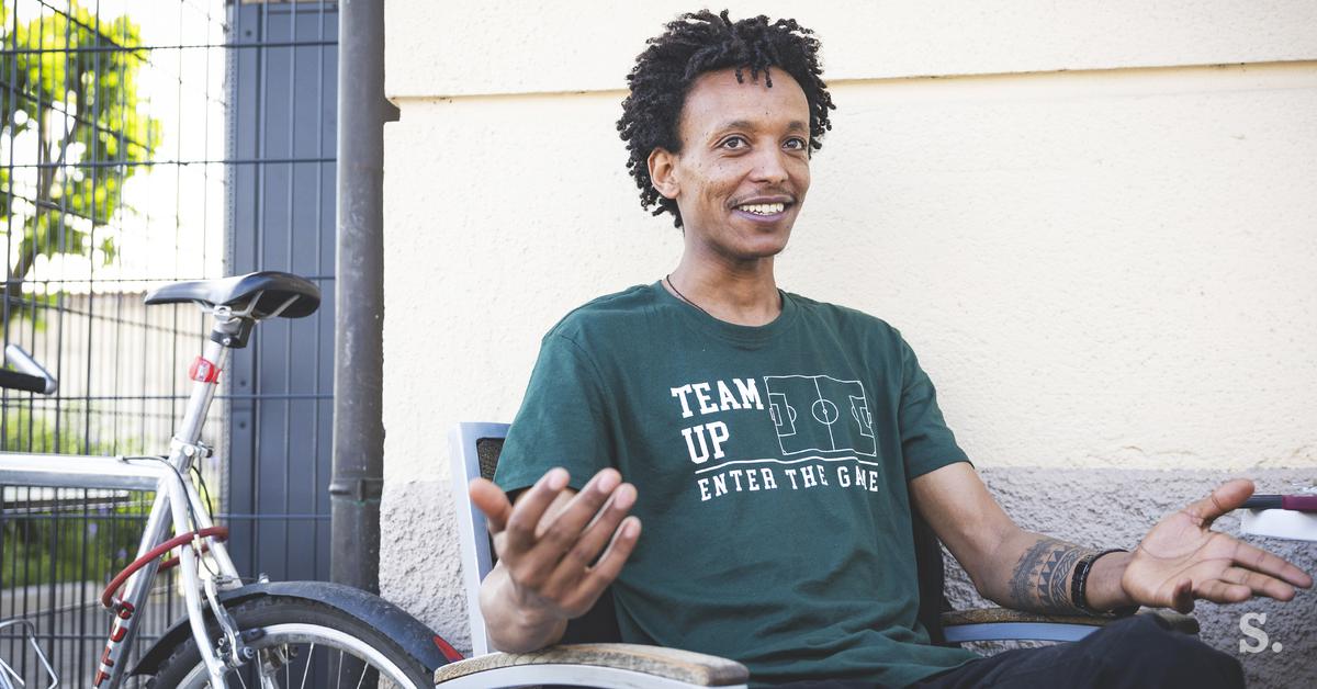 Eritrejec Markos Teklu našel delo v Domu starejših Logatec: Prvič sem ...