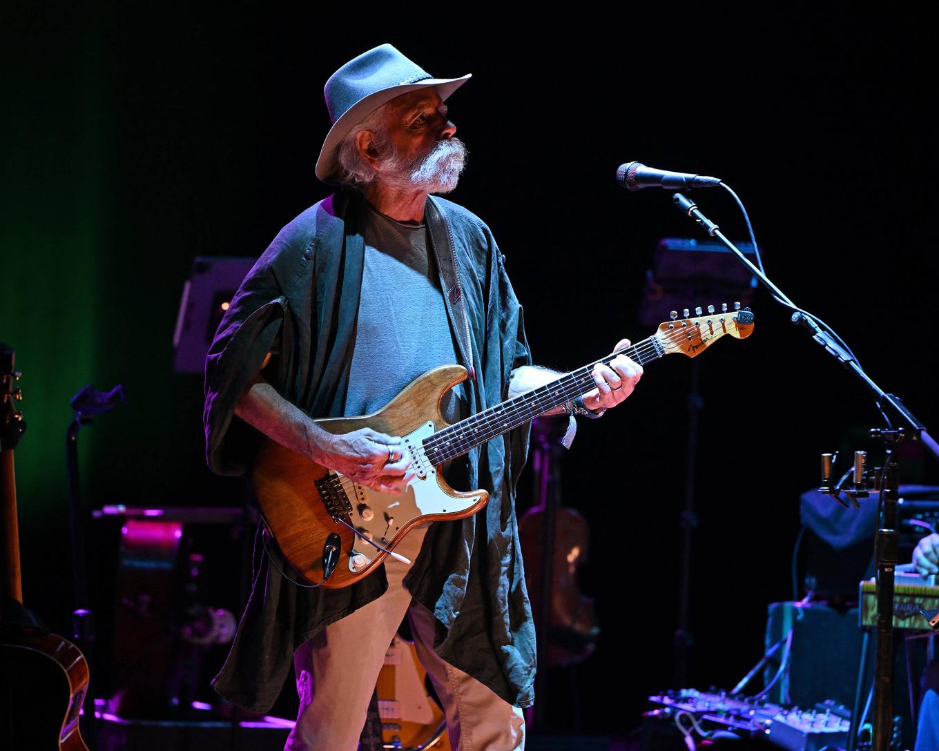 Umrl je legendarni kitarist Bob Weir, soustanovitelj zasedbe Grateful ...